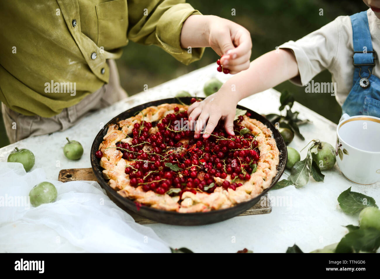 Child eating pie hi-res stock photography and images - Alamy