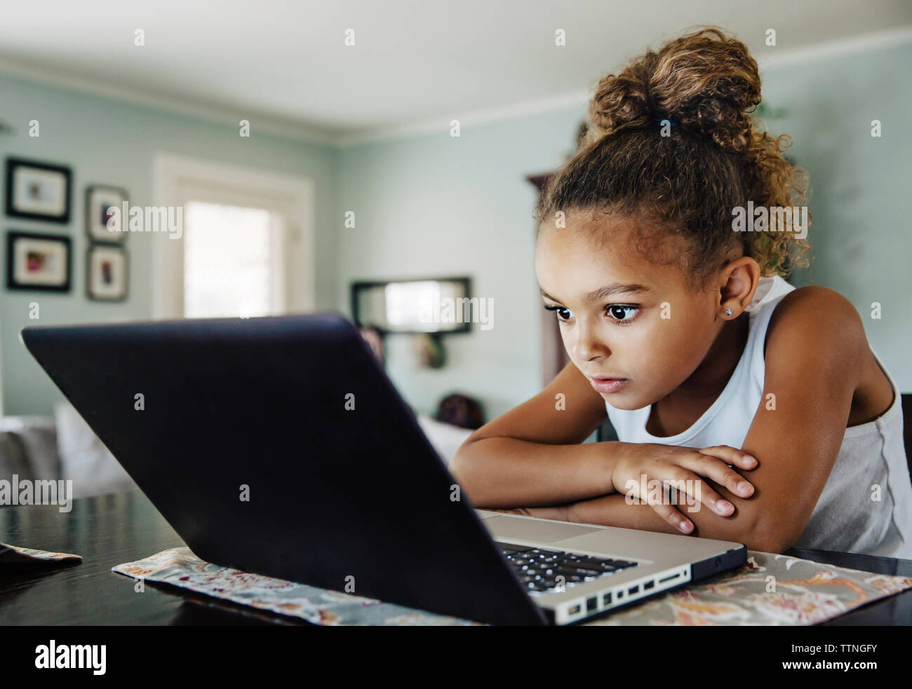 Girl with laptop hi-res stock photography and images - Alamy