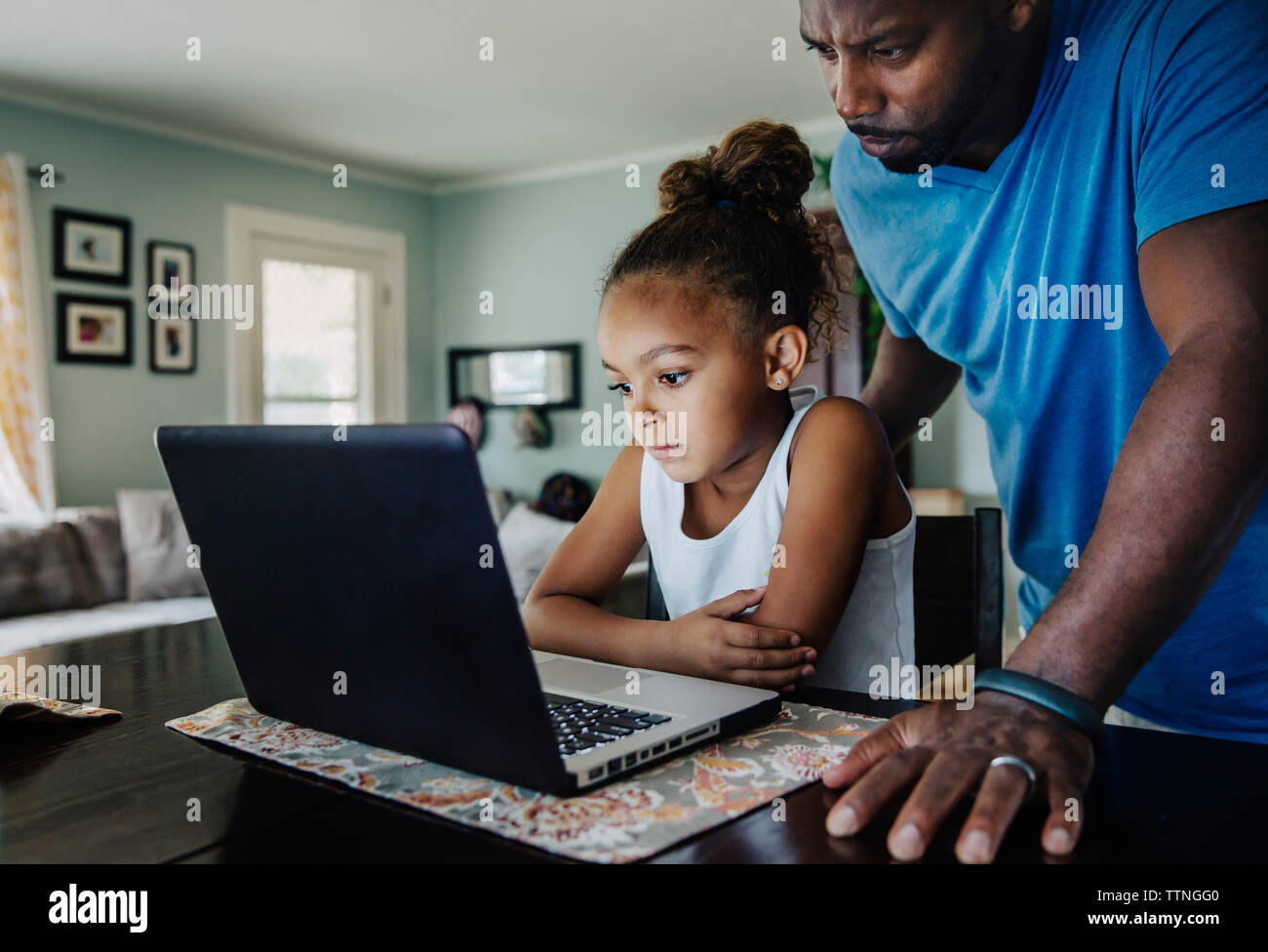 Father daughter laptop home hi-res stock photography and images - Alamy