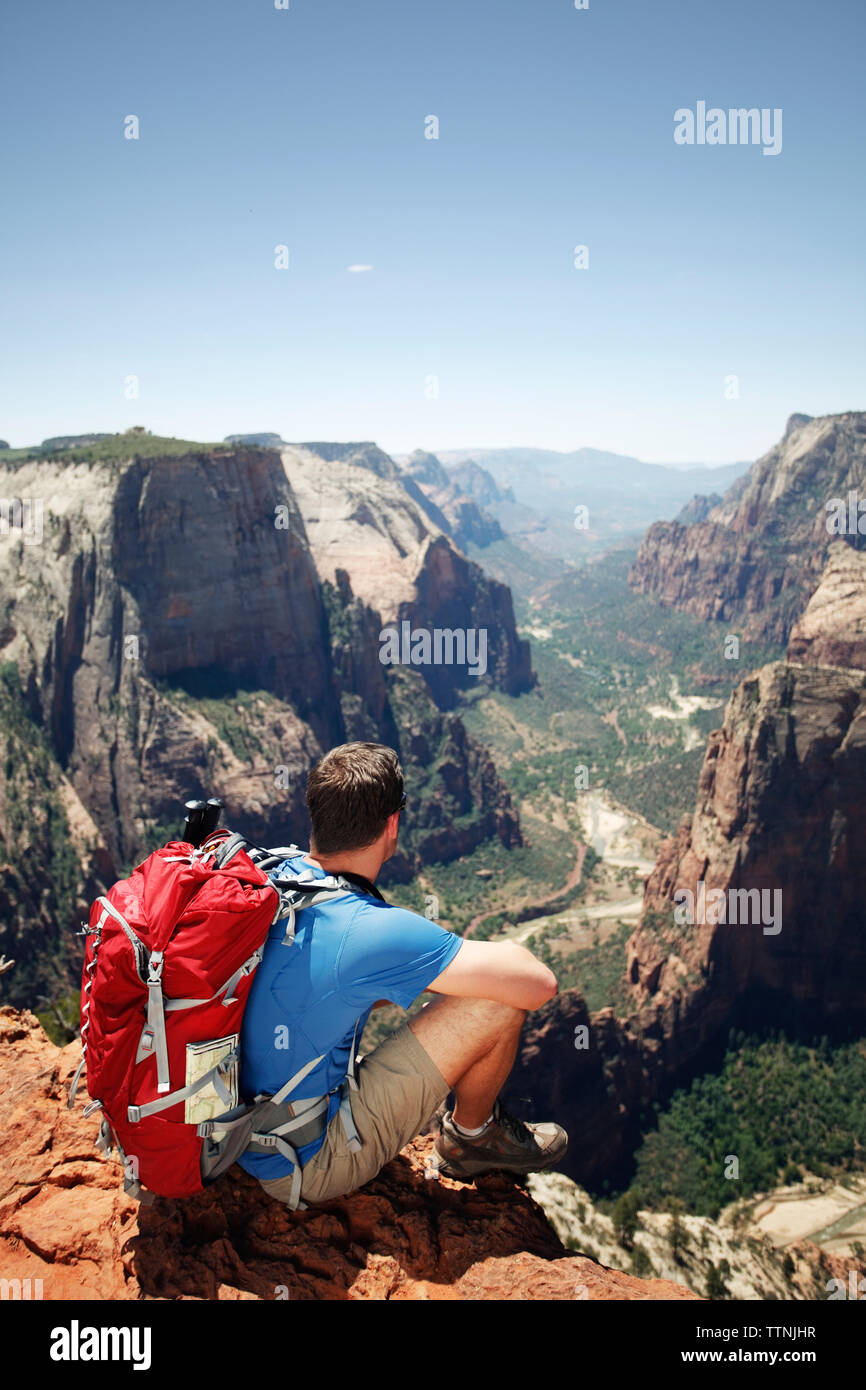 Man sitting cliffs edge looking hi-res stock photography and images - Alamy