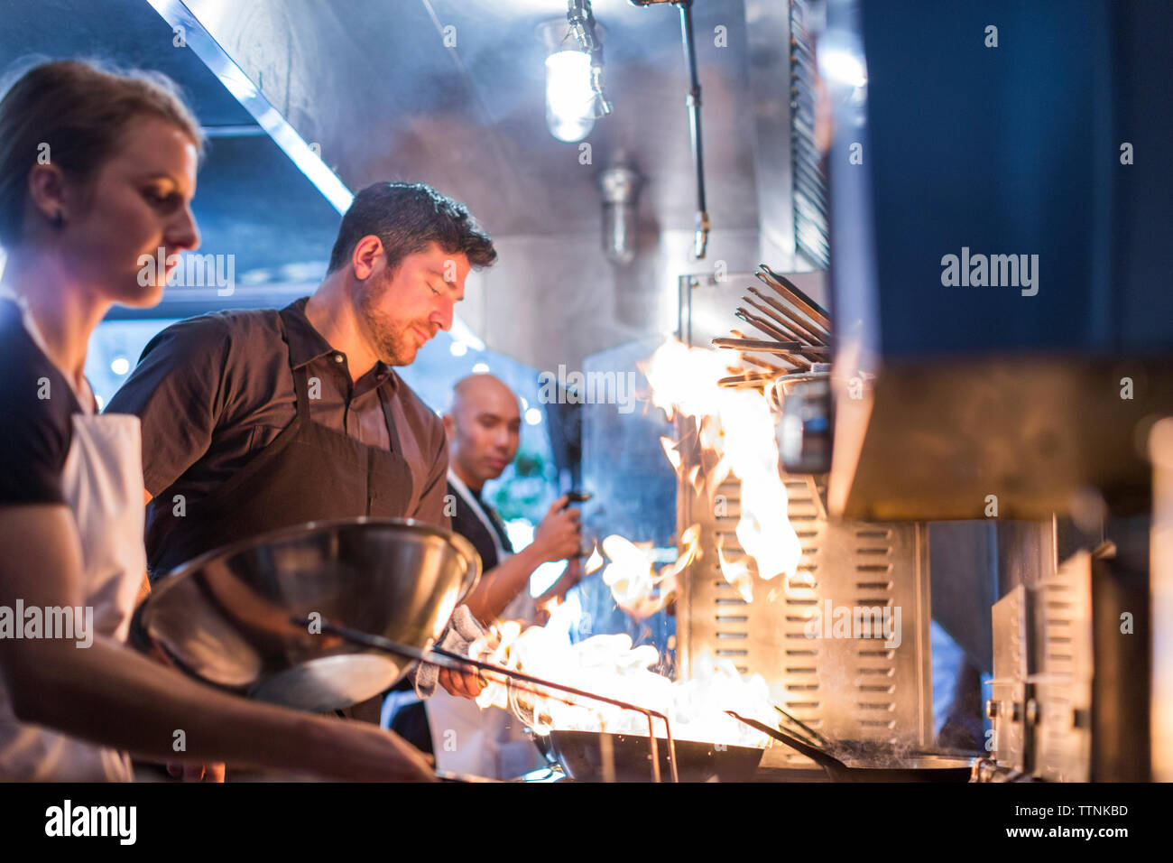 Kitchen restaurant flame hi-res stock photography and images - Alamy