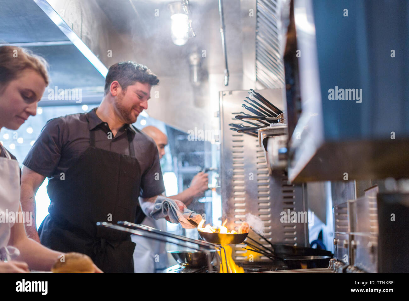 Kitchen restaurant flame hi-res stock photography and images - Alamy
