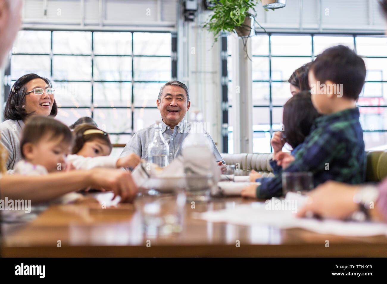 Asian family restaurant hi-res stock photography and images - Alamy