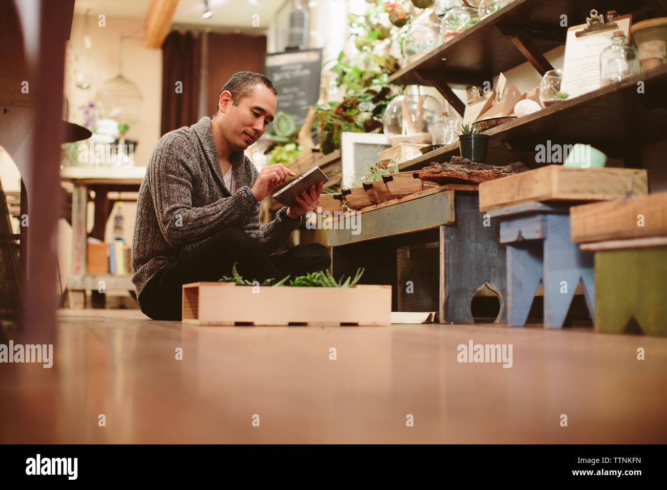 Indian shop worker hi-res stock photography and images - Alamy
