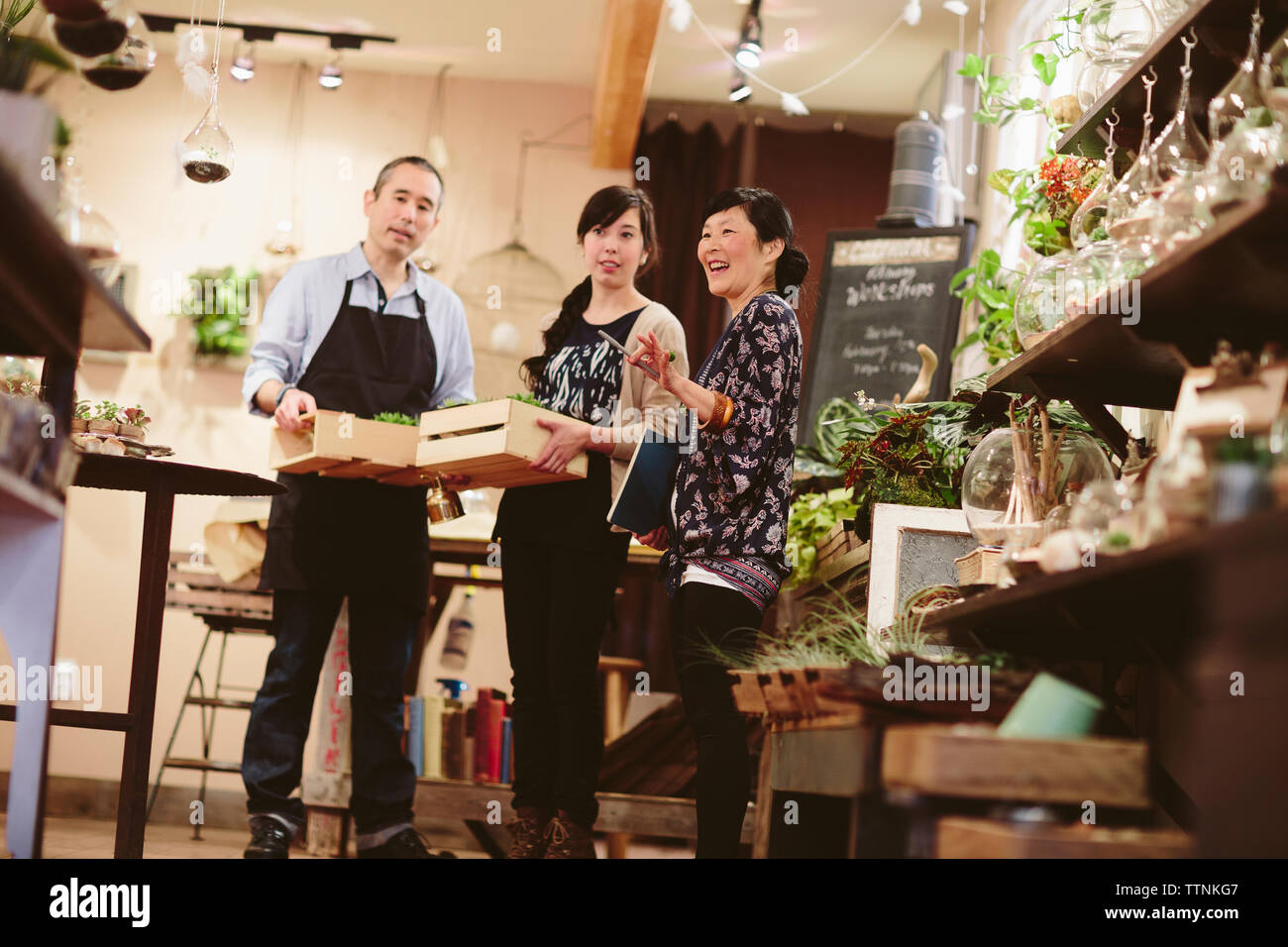 Plant nursery workers hi-res stock photography and images - Alamy