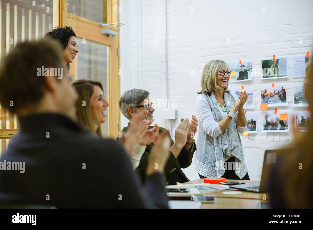 Clapping board hi-res stock photography and images - Alamy