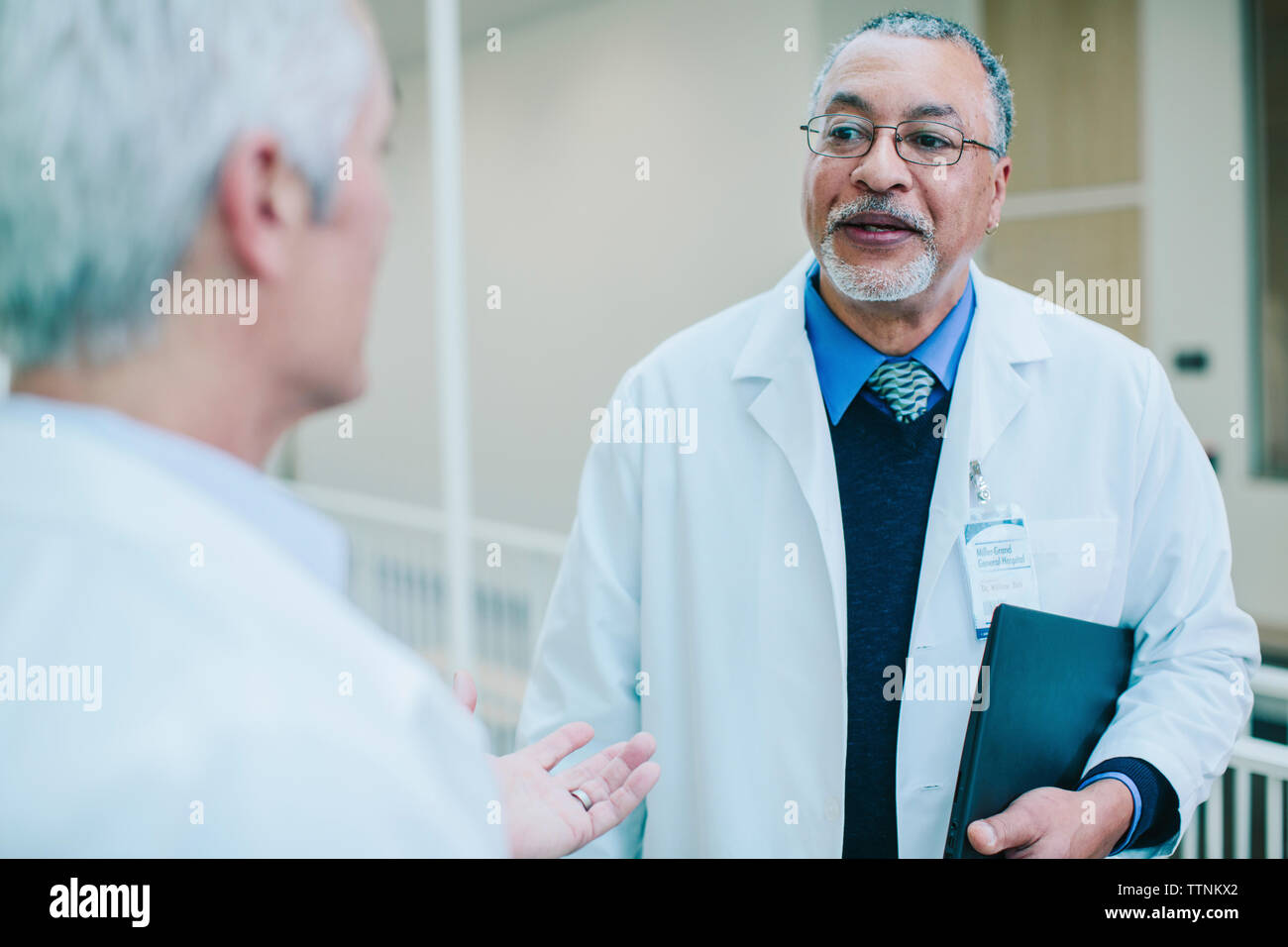 Group doctors talking hi-res stock photography and images - Alamy