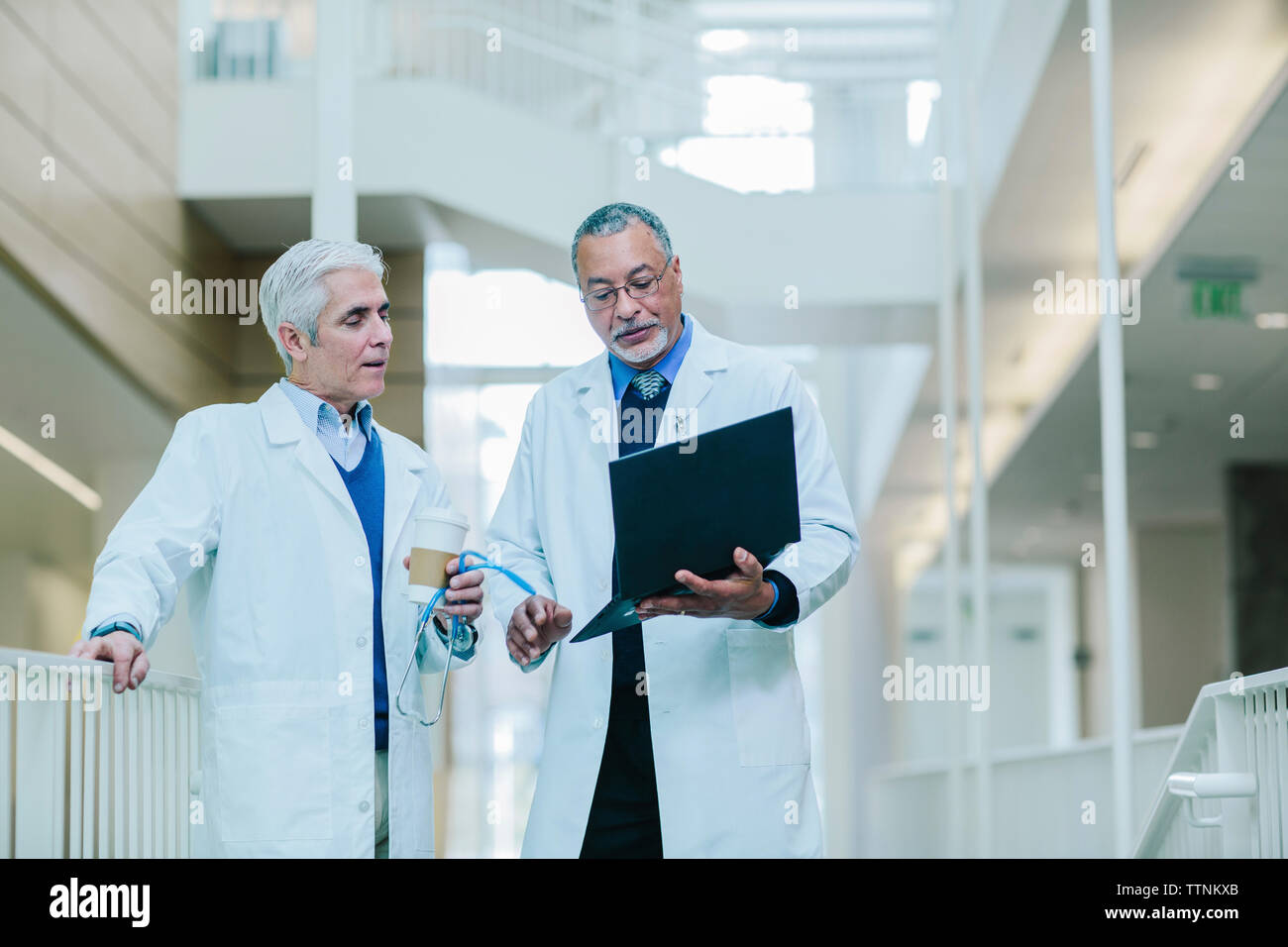 Doctors working at computer hi-res stock photography and images - Alamy