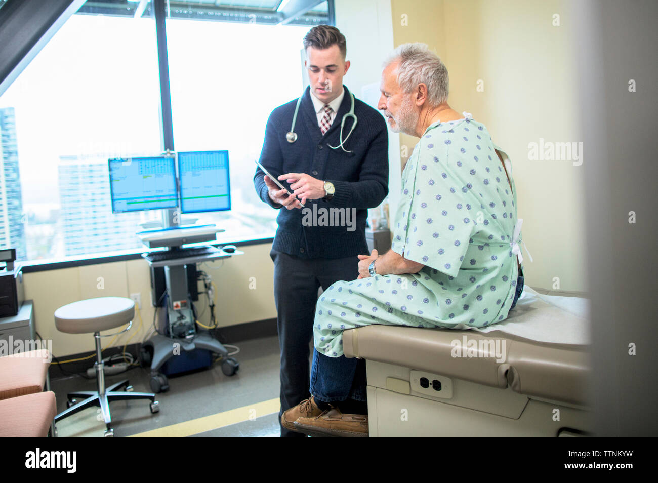 Doctor tablet patient hospital hi-res stock photography and images - Alamy
