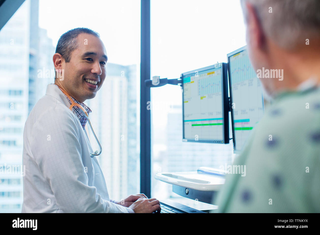 Doctor talking to patient computer hi-res stock photography and images ...