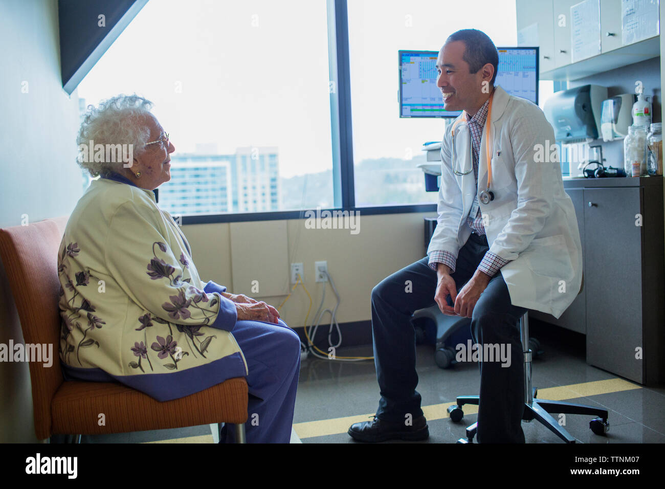 Indian doctor and patient talking hi-res stock photography and images ...