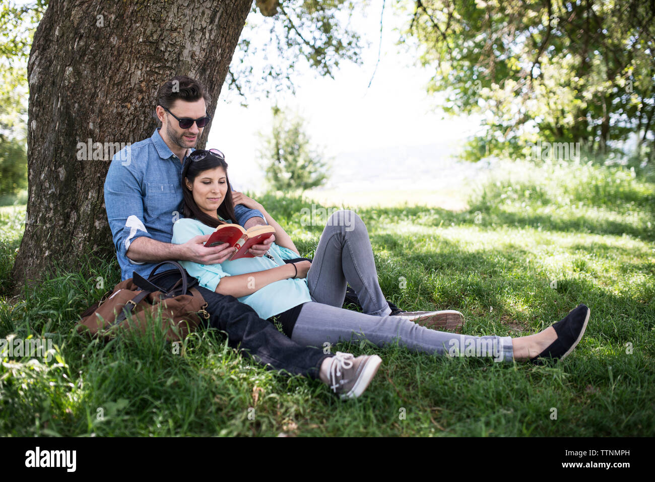 Couple reading book hi-res stock photography and images - Alamy