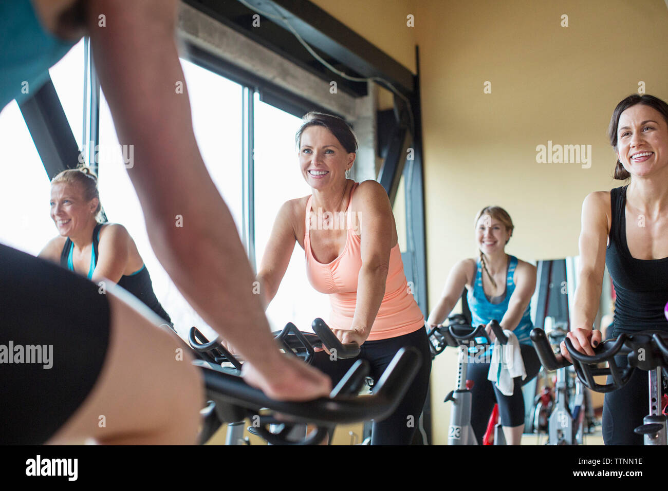 Women cycling hi-res stock photography and images - Alamy