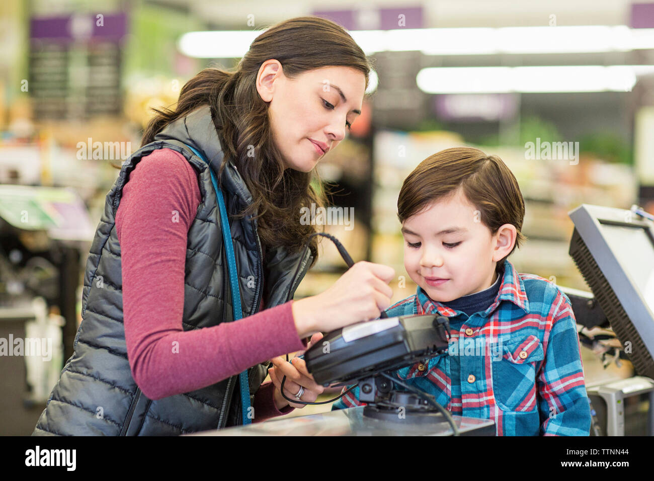 Female supermarket checkout hi-res stock photography and images - Alamy
