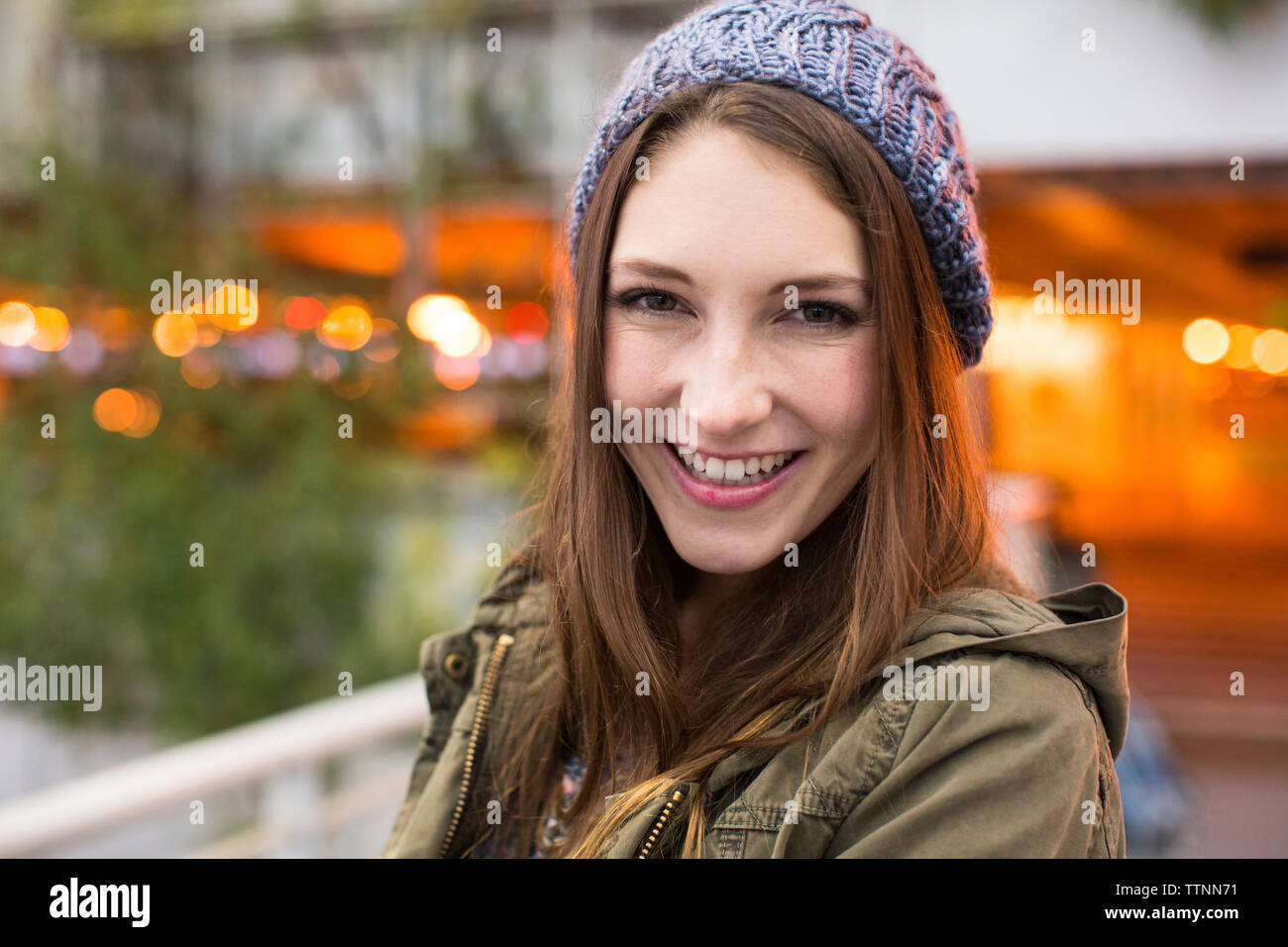 Happy airport hi-res stock photography and images - Alamy