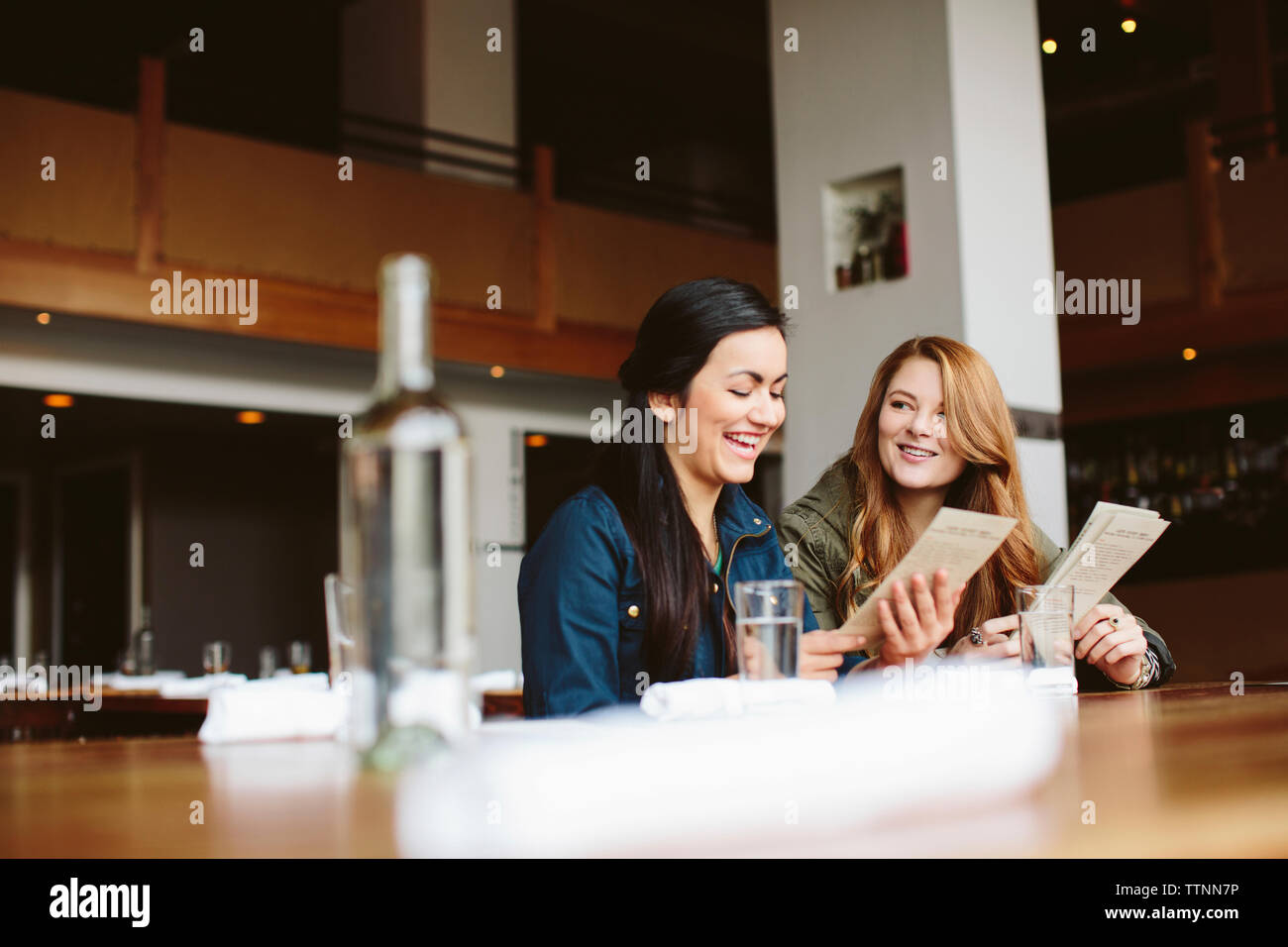 Women laughing restaurant table hi-res stock photography and images - Alamy