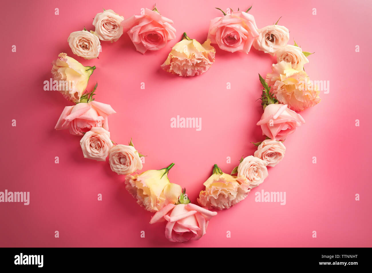 Heart shaped roses hi-res stock photography and images - Alamy