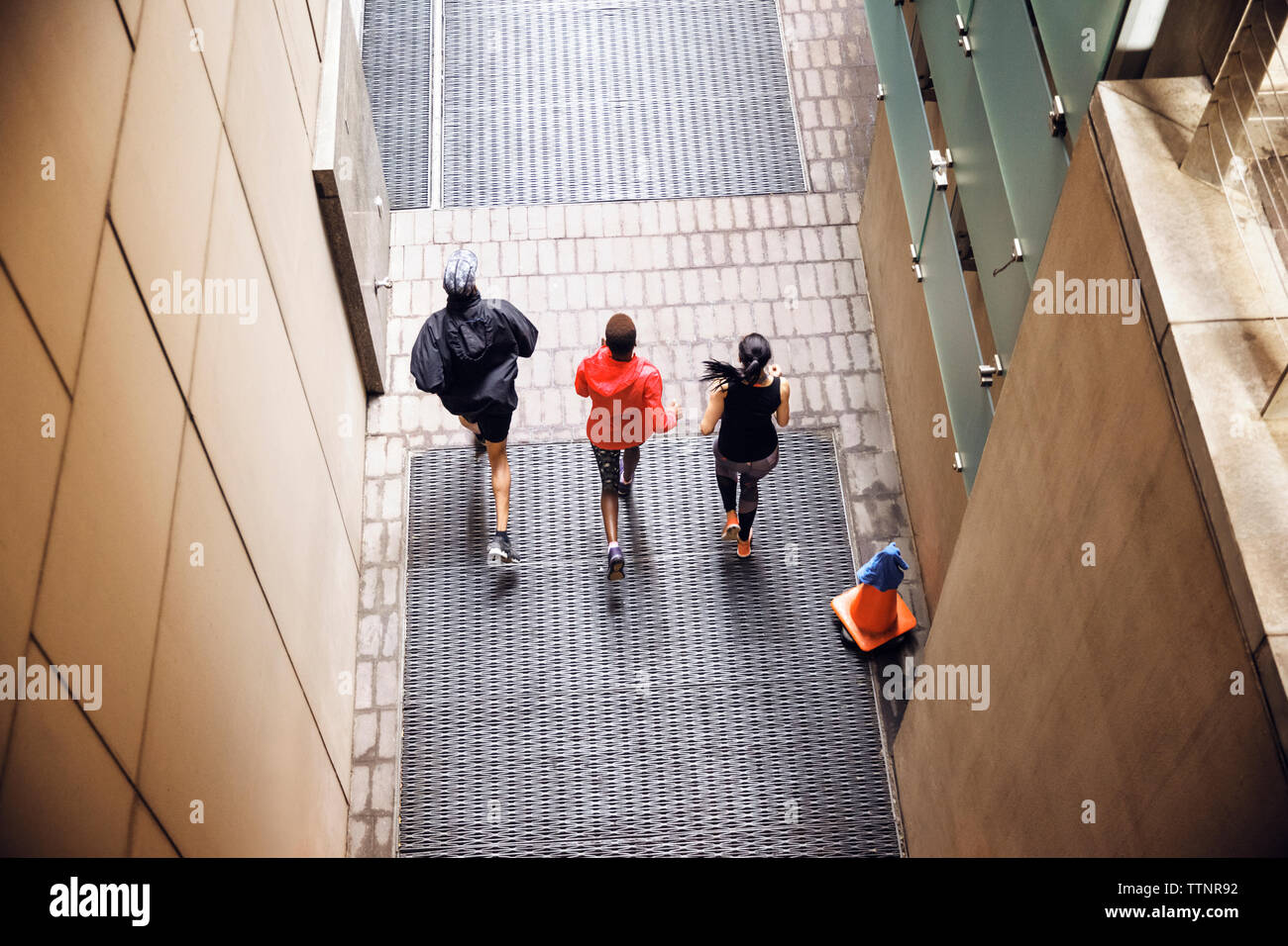 Man full rear view running motion hi-res stock photography and images ...