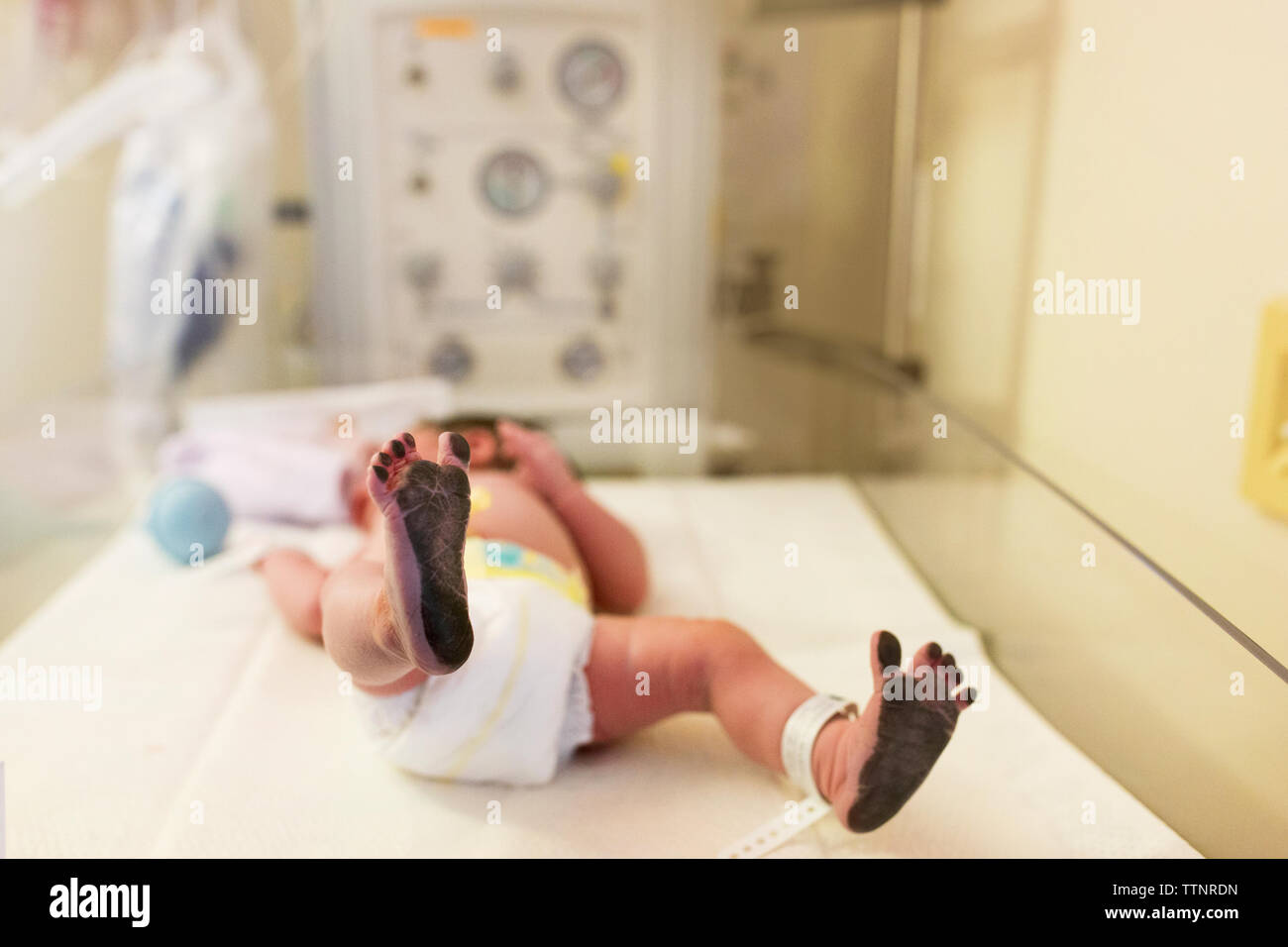 Newborn baby boy with messy feet lying in hospital Stock Photo - Alamy