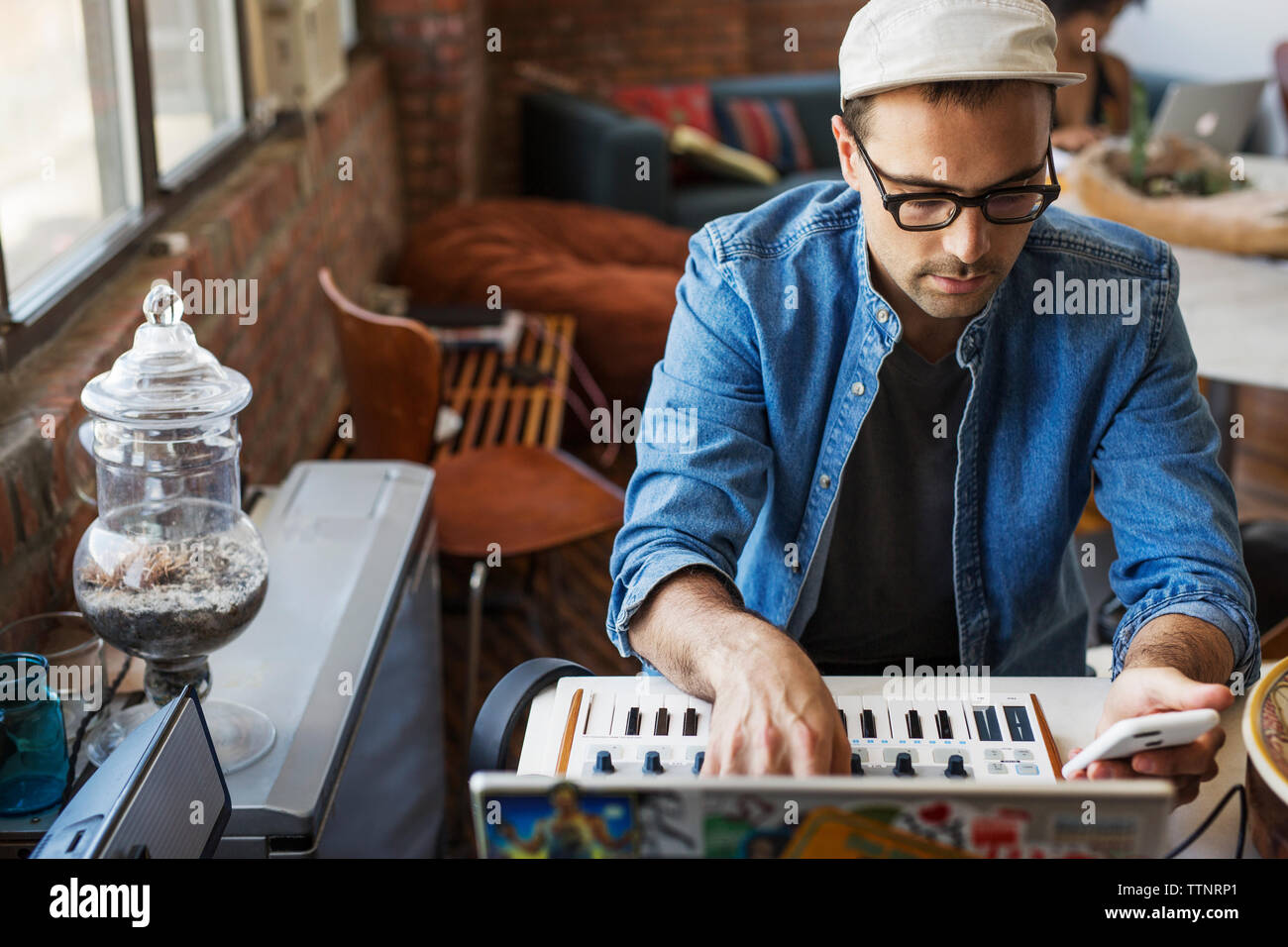 Mobile phone home control hi-res stock photography and images - Alamy