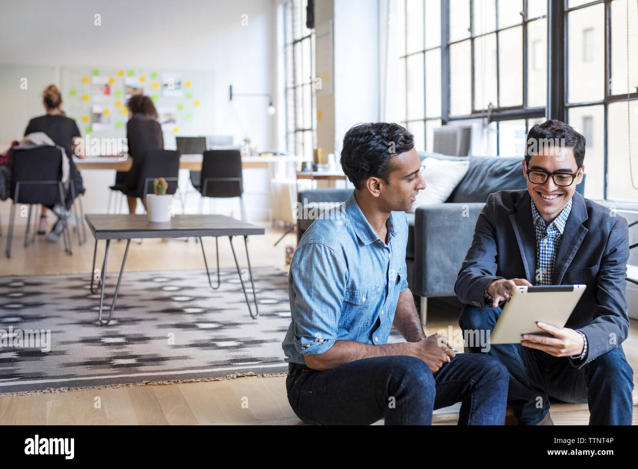 Office workers tablet hi-res stock photography and images - Alamy