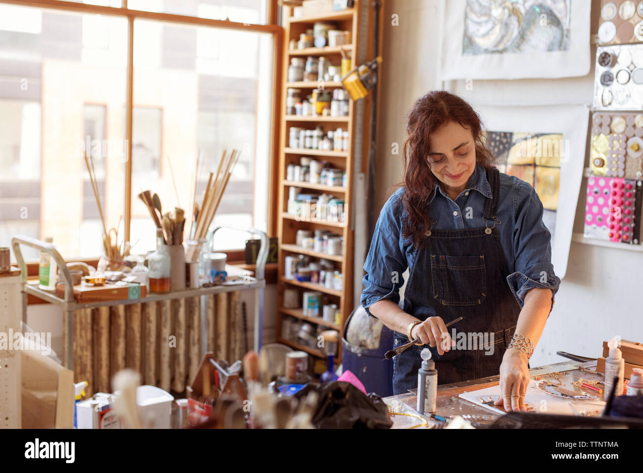 Smiling artist hi-res stock photography and images - Alamy