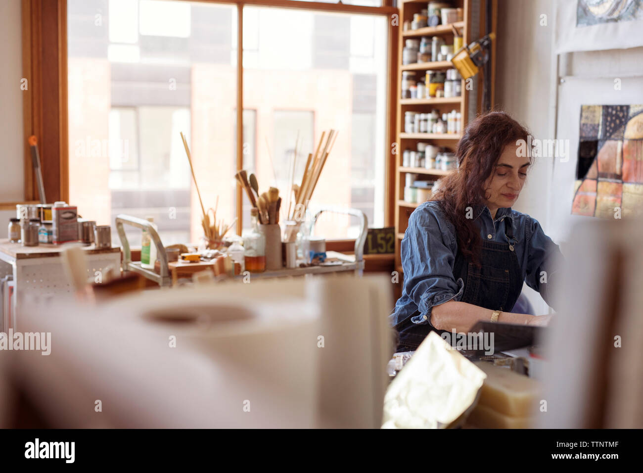 Artist working hi-res stock photography and images - Alamy