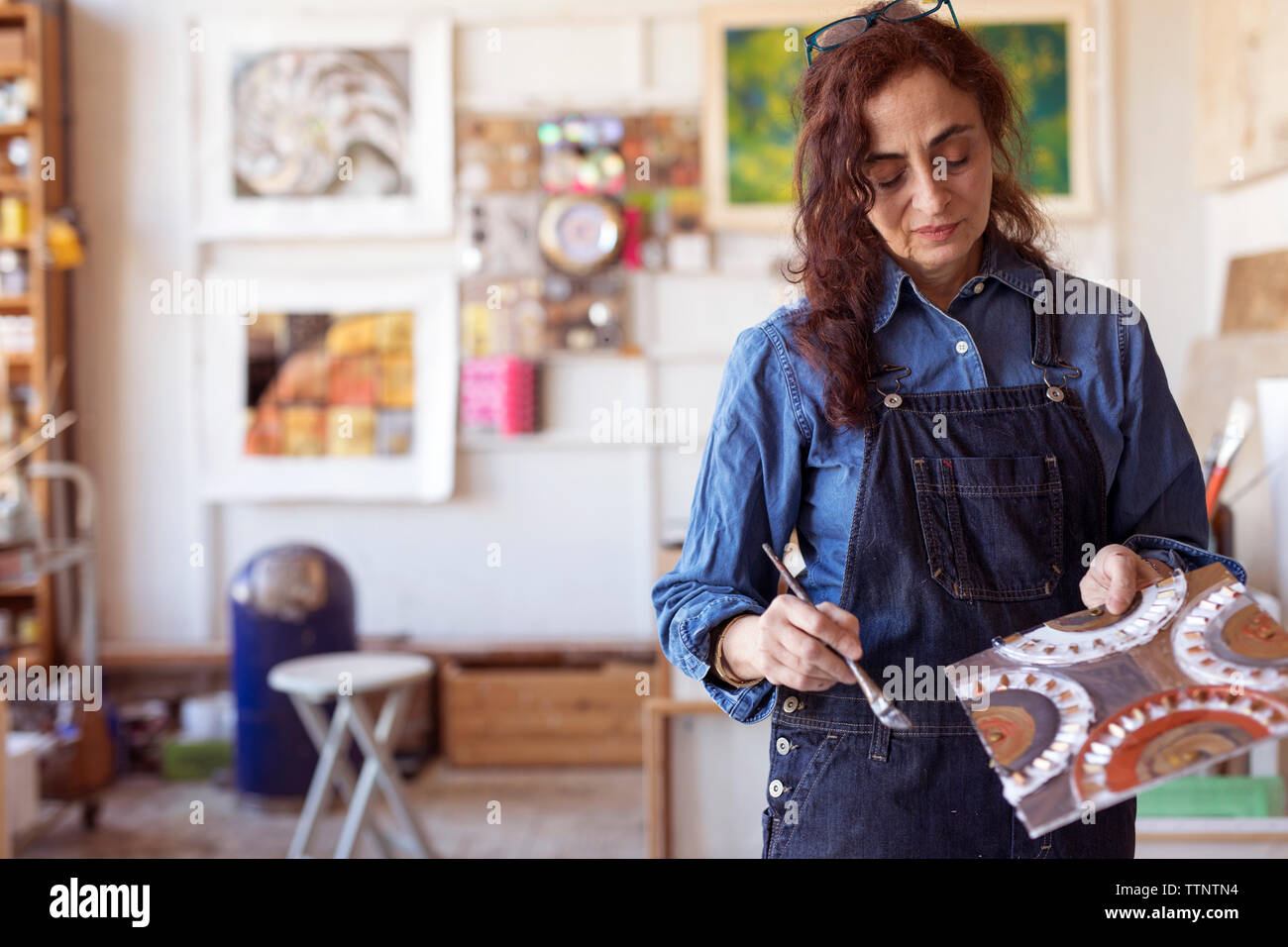 Artist with artwork hi-res stock photography and images - Alamy