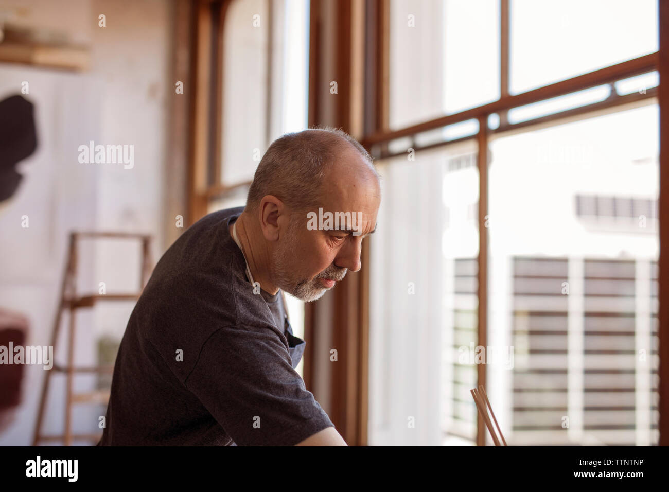 Male artist standing in art hi-res stock photography and images - Alamy