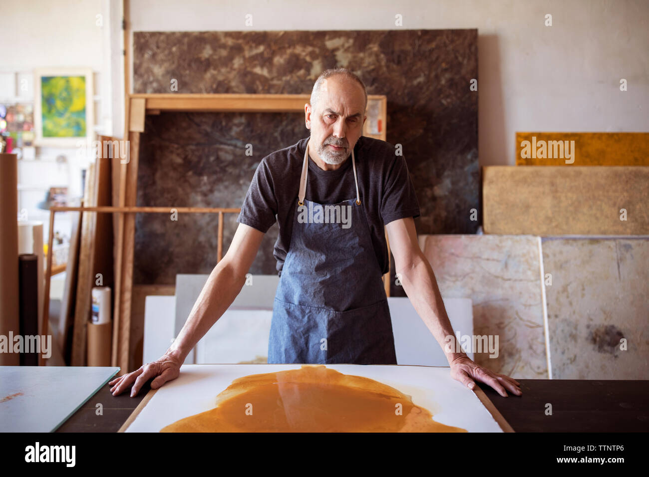 Painter standing painting hi-res stock photography and images - Alamy