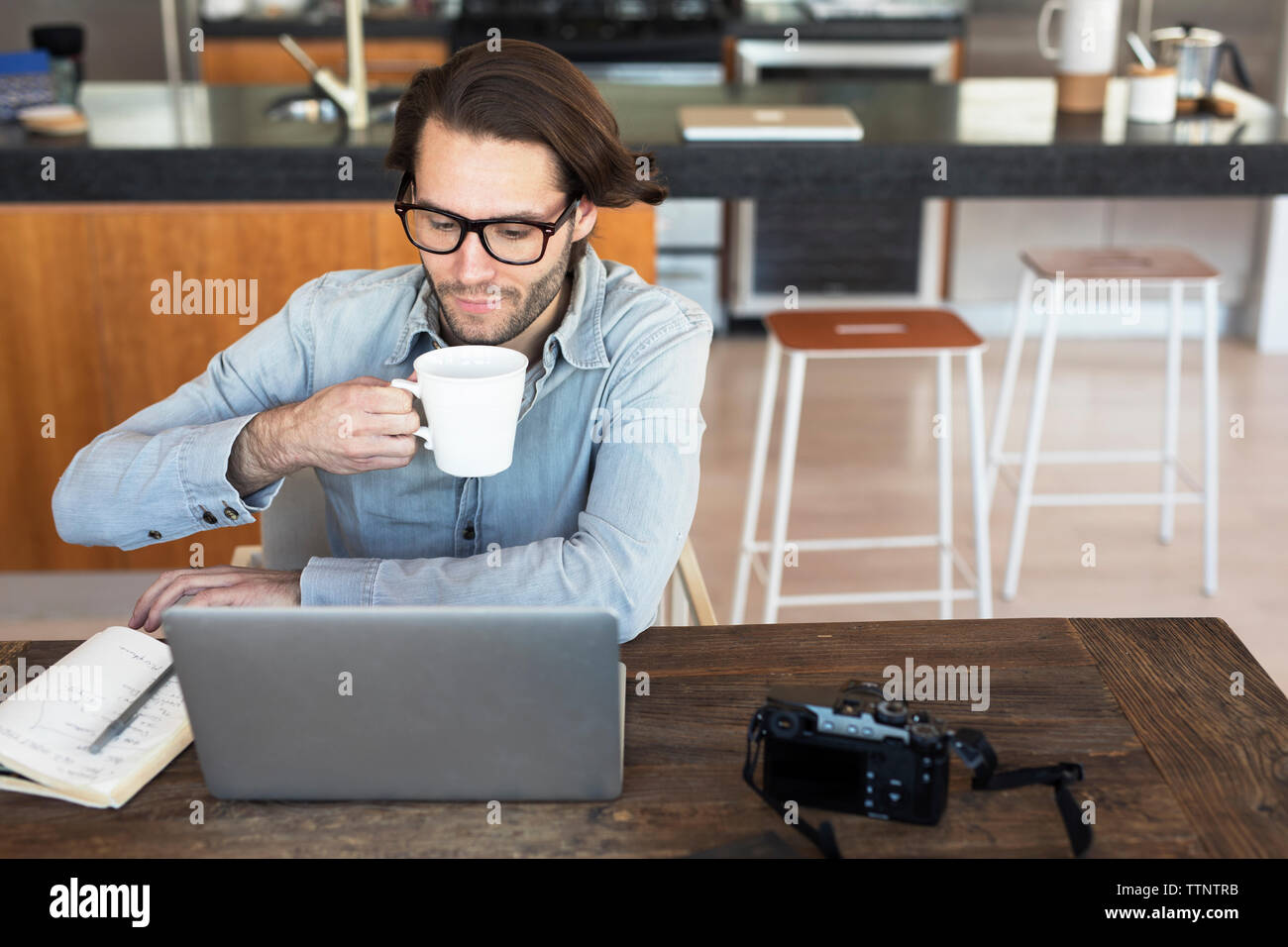 Man laptop looking at camera home hi-res stock photography and images ...