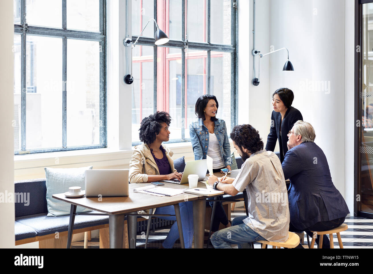 60 69 business meeting hi-res stock photography and images - Alamy