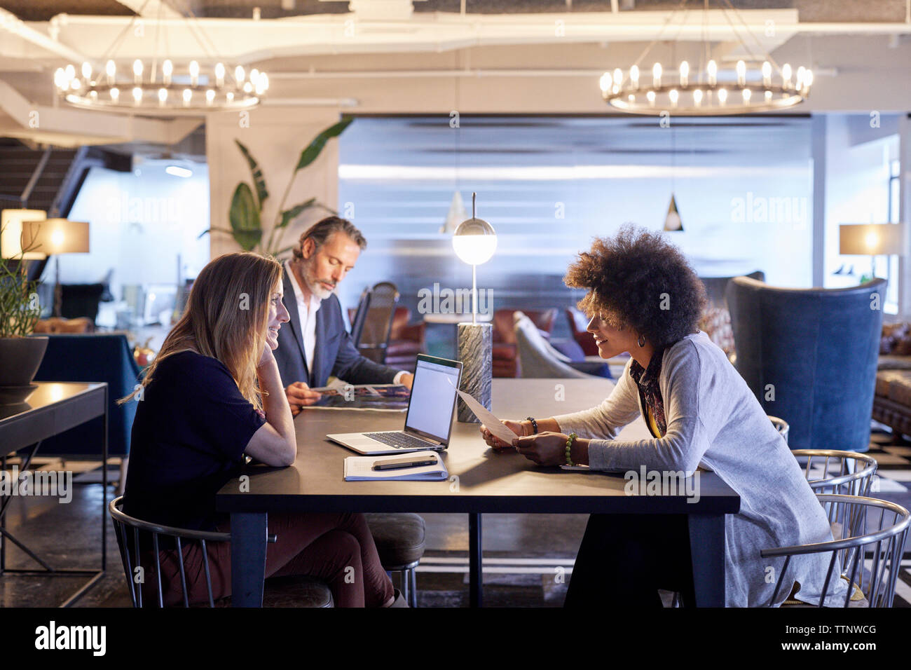 Office sitting talking table hi-res stock photography and images - Alamy