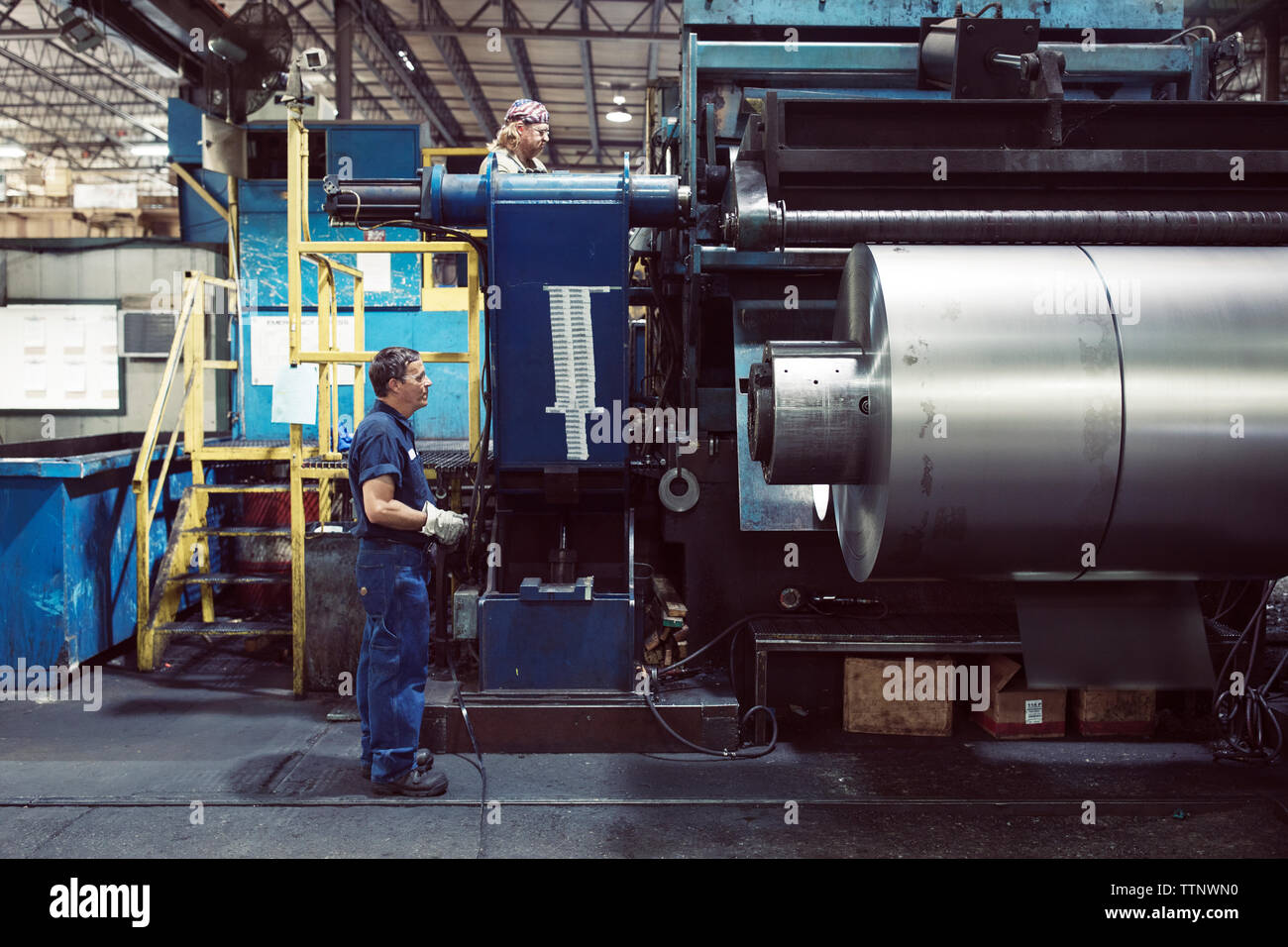 Manual workers working in steel industry Stock Photo - Alamy