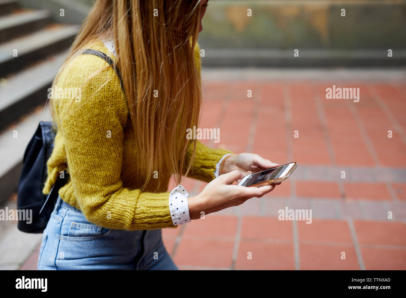 Walking with phone hi-res stock photography and images - Alamy