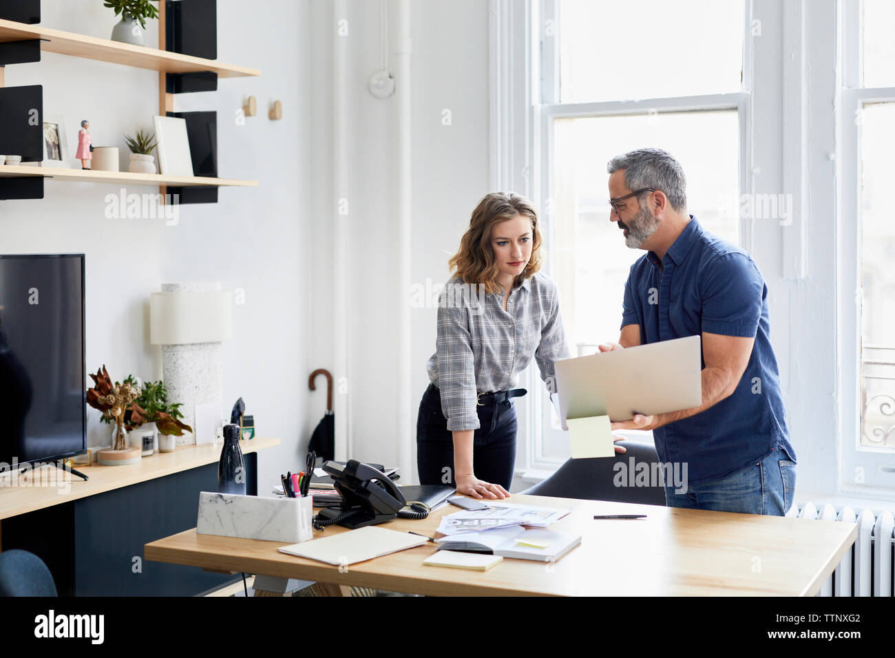 Explaining laptop hi-res stock photography and images - Alamy