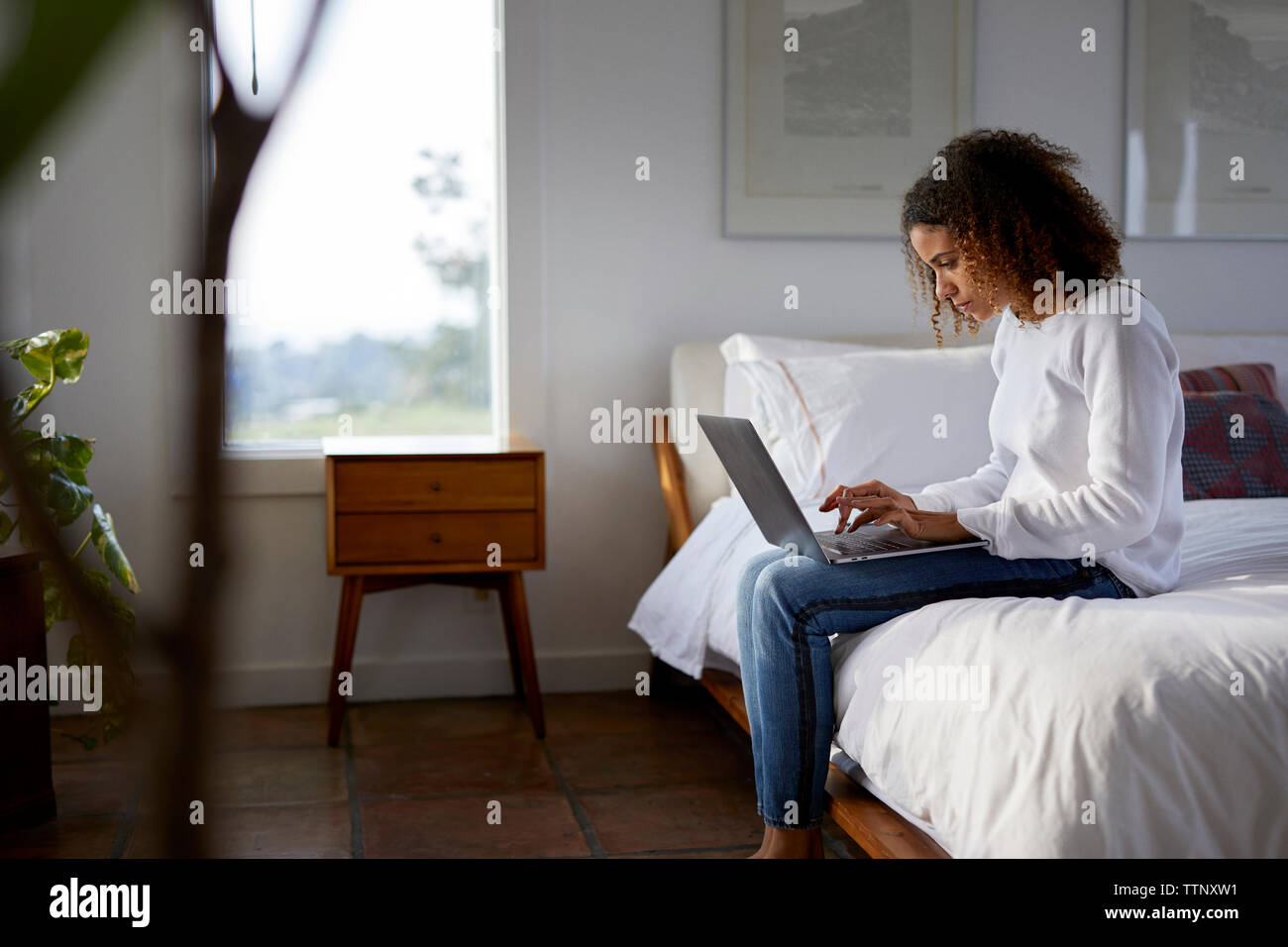 Laptop on bed night hi-res stock photography and images - Alamy