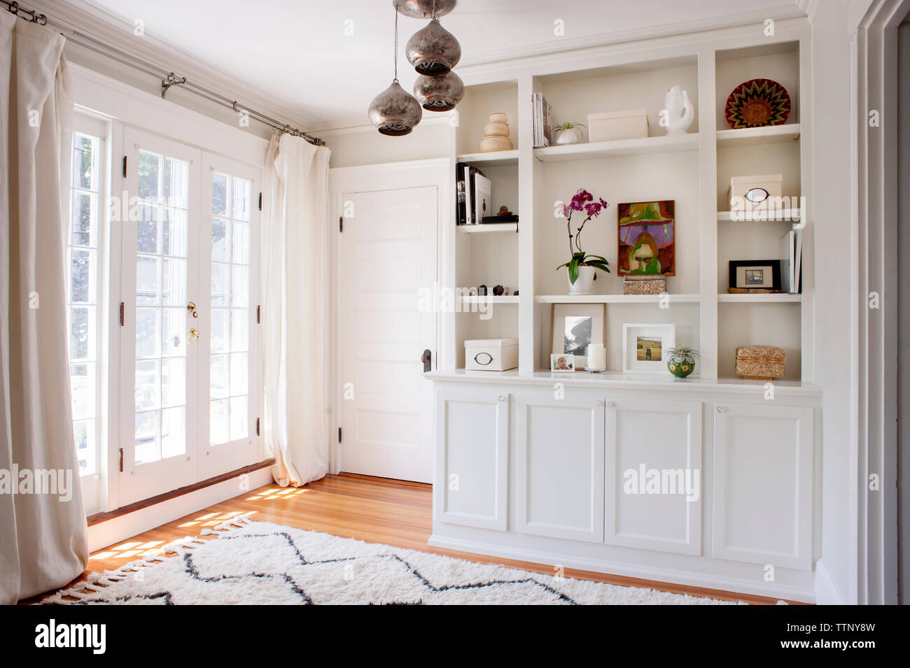 Centerpieces on shelves in house Stock Photo - Alamy