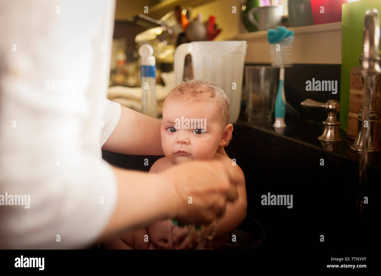 Bathing baby hi-res stock photography and images - Alamy