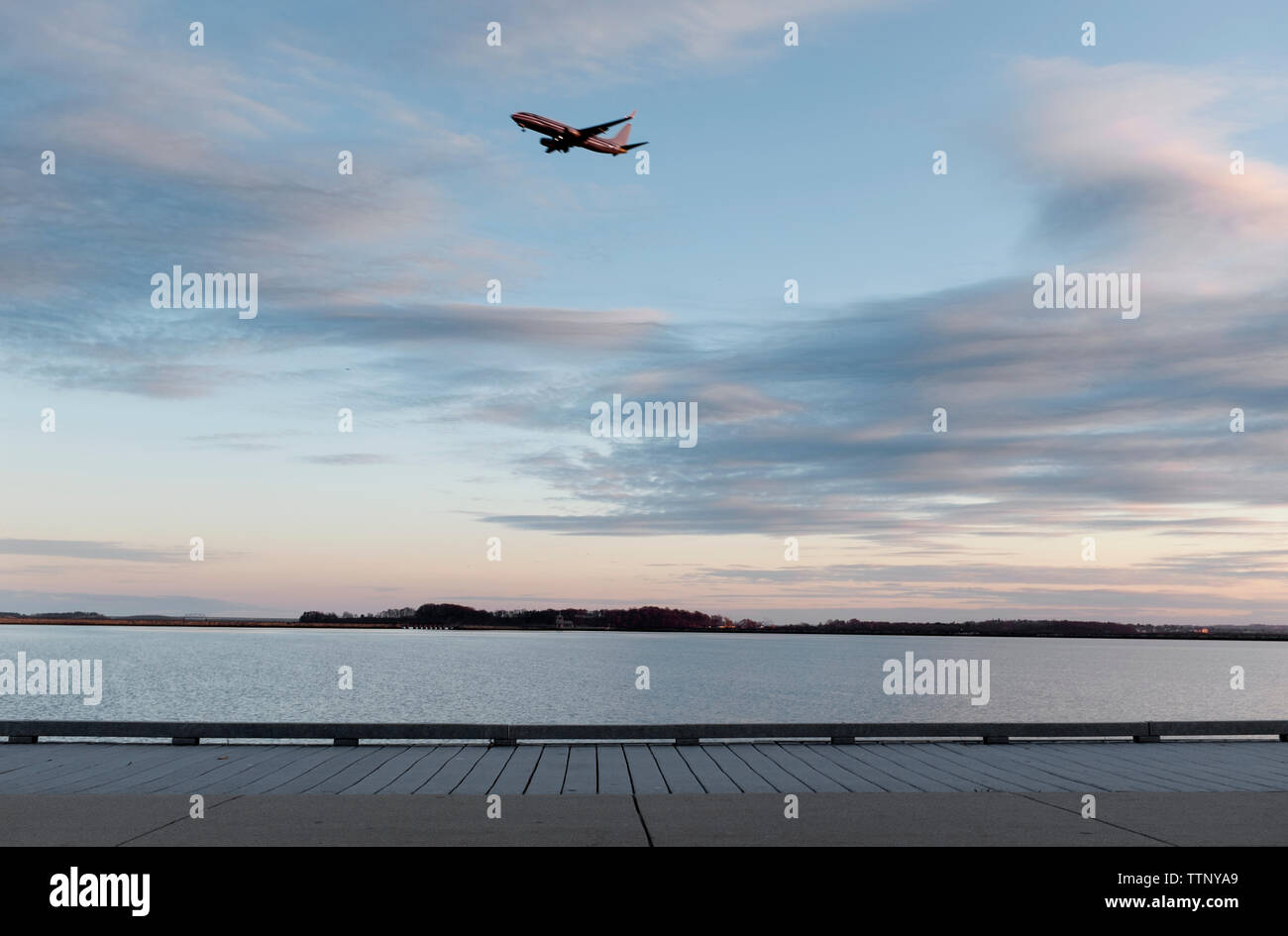 Airplane over water hi-res stock photography and images - Alamy