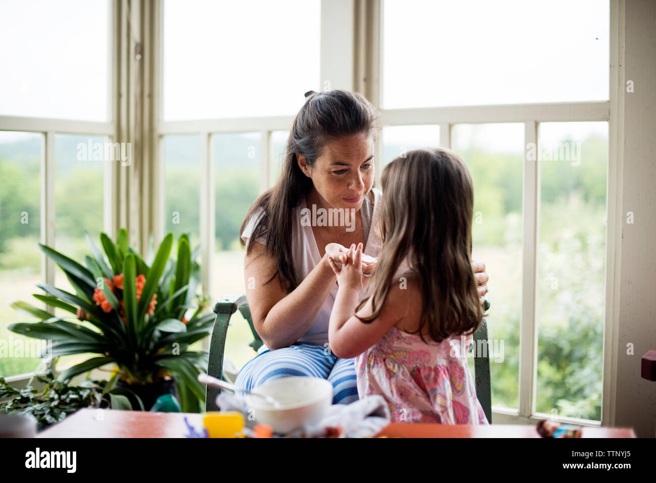 Mother and daughter talking hi-res stock photography and images - Alamy