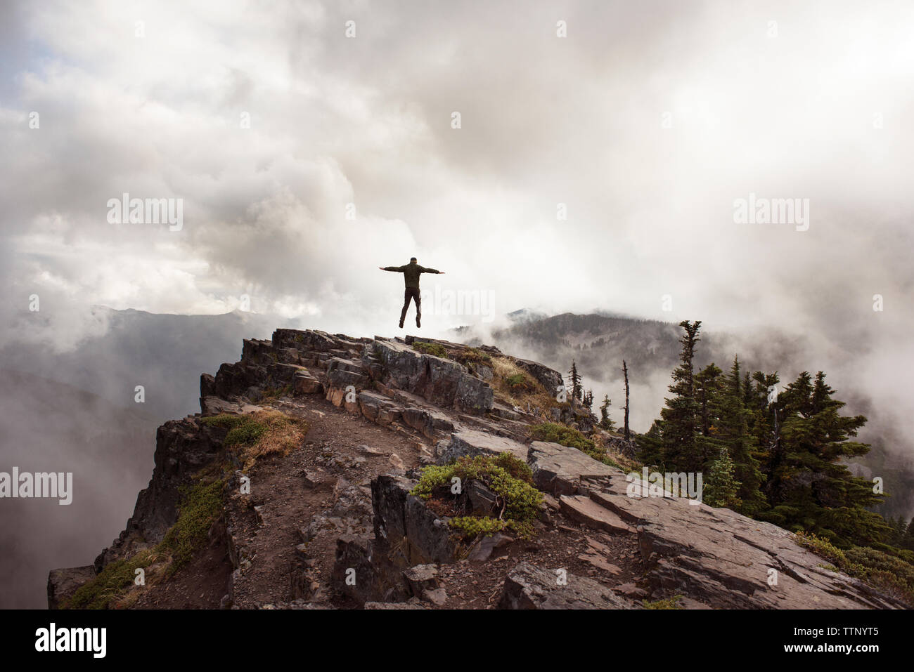 Cliff jumping rocks hi-res stock photography and images - Alamy