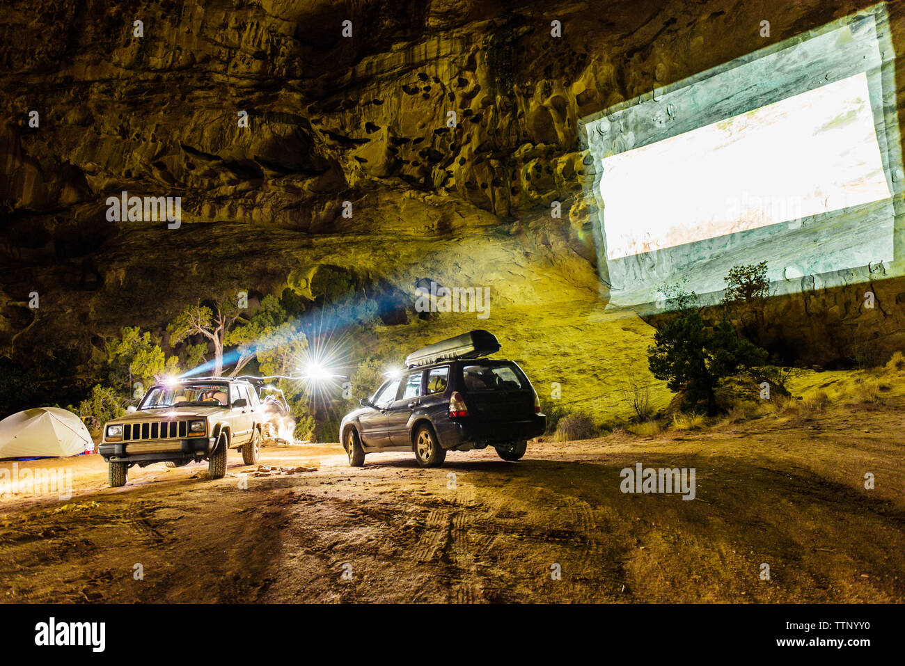 Screen projection hi-res stock photography and images - Alamy