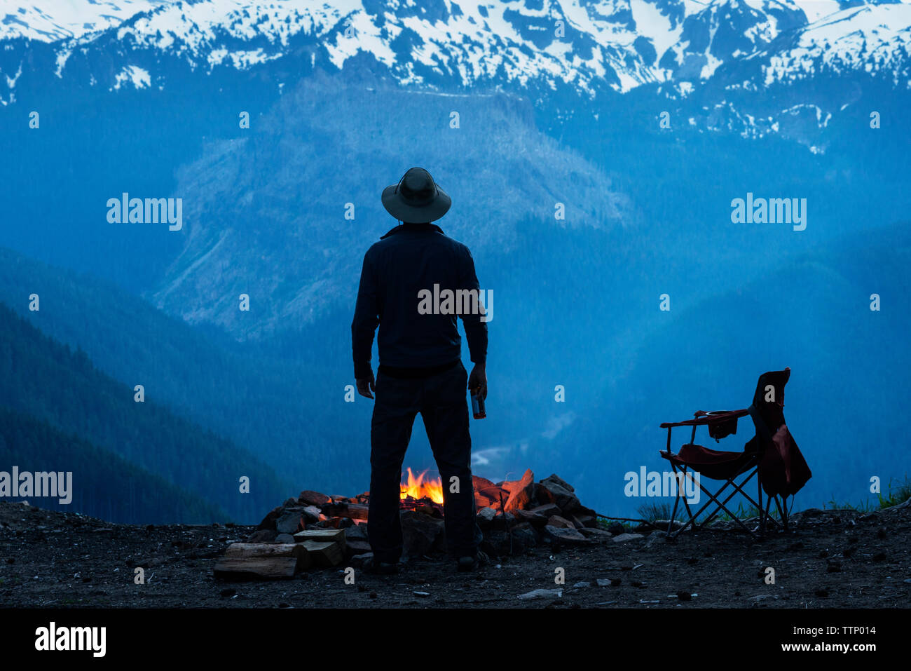 Campfire activity hi-res stock photography and images - Alamy