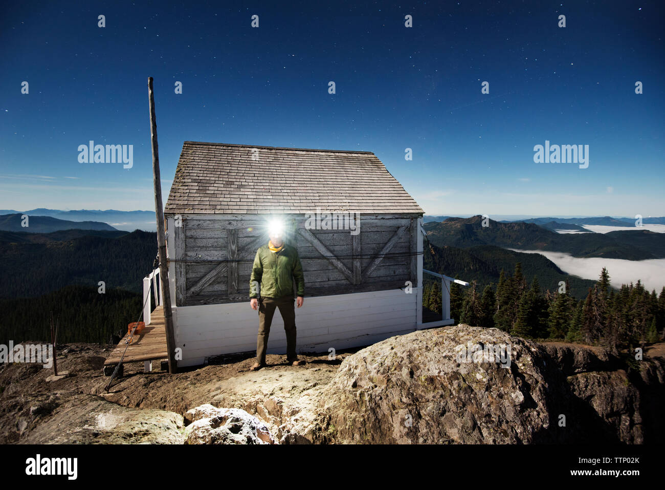 Man standing front log cabin hi-res stock photography and images - Alamy