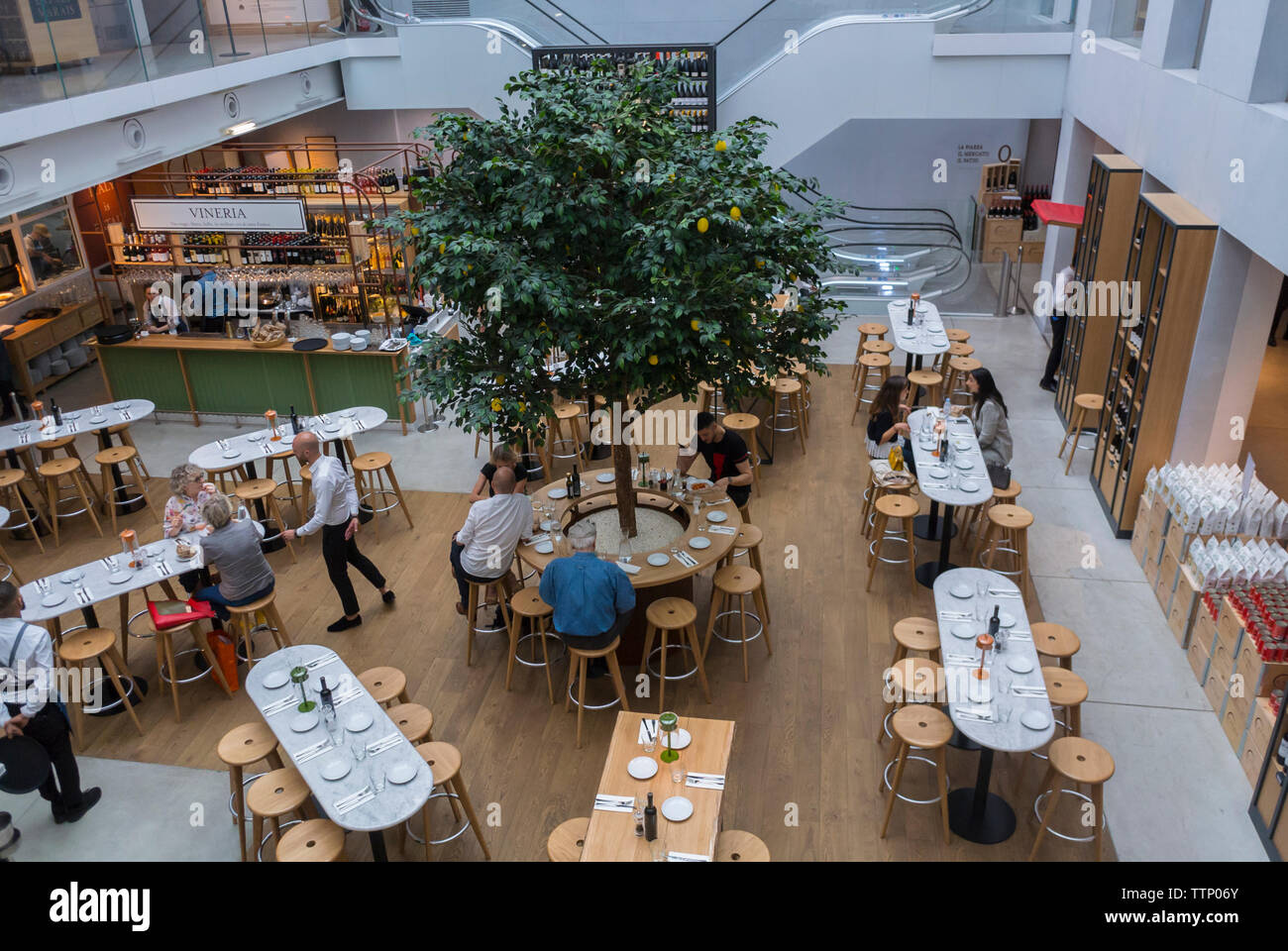 Interior restaurant people overview hi-res stock photography and images ...