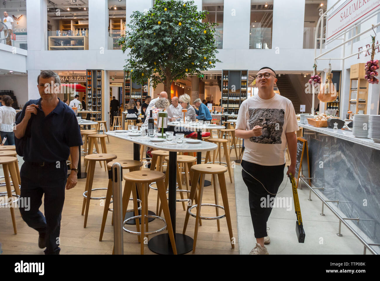 Inside classic italian restaurant hi-res stock photography and images ...