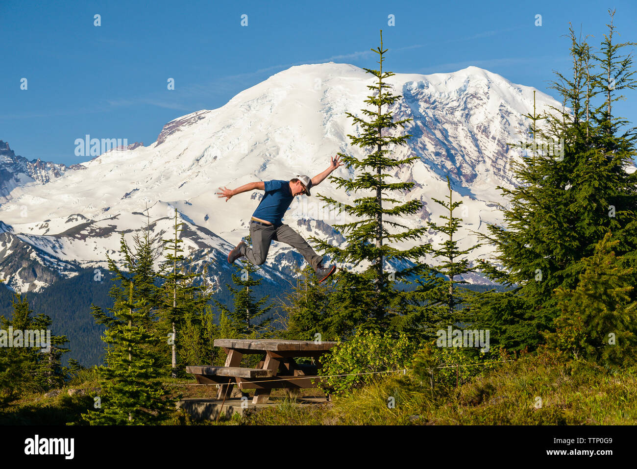 Picnic table nature mountains hi-res stock photography and images - Alamy
