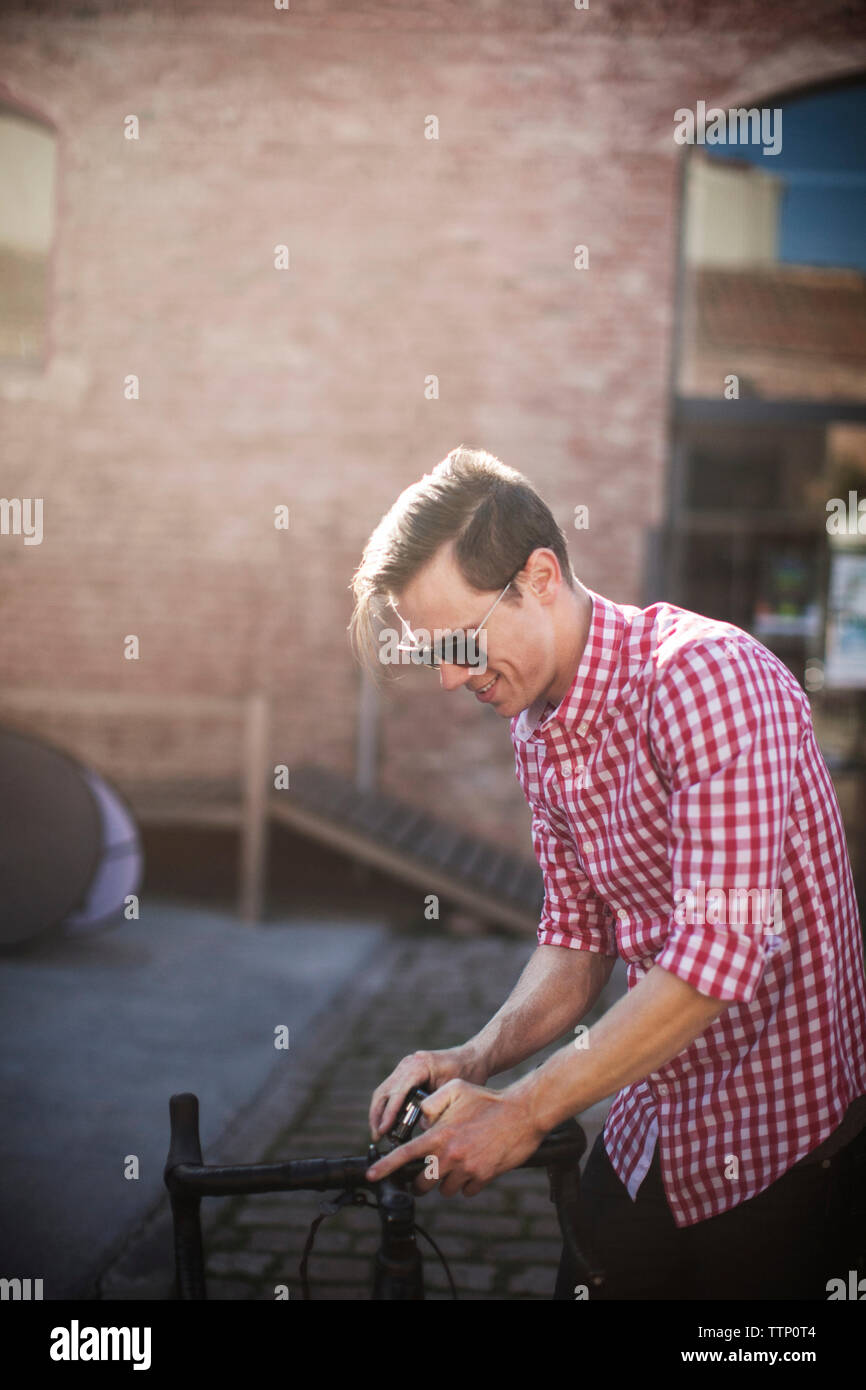 Holding the handle hi-res stock photography and images - Alamy