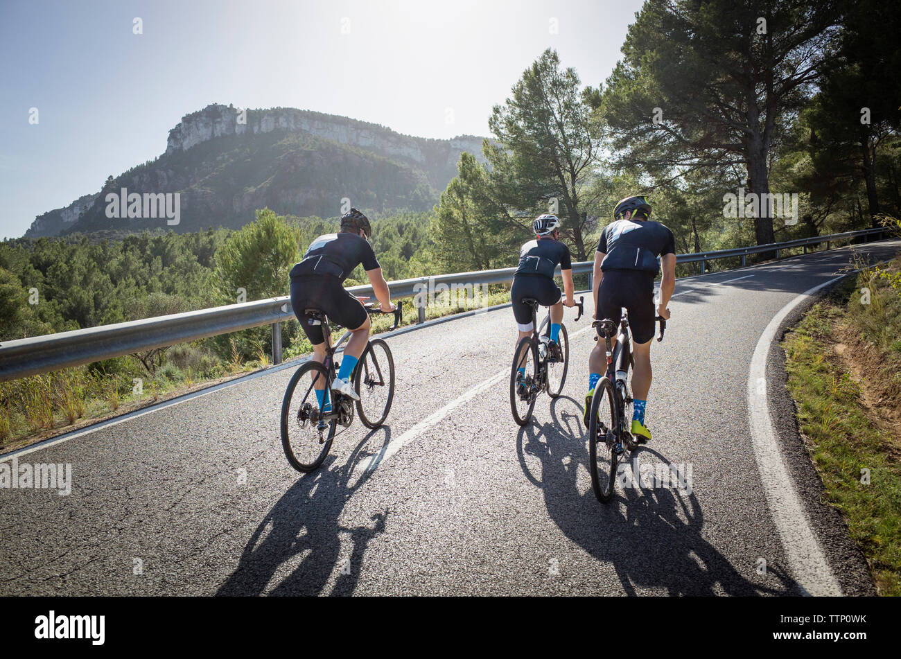 Friends street hi-res stock photography and images - Alamy
